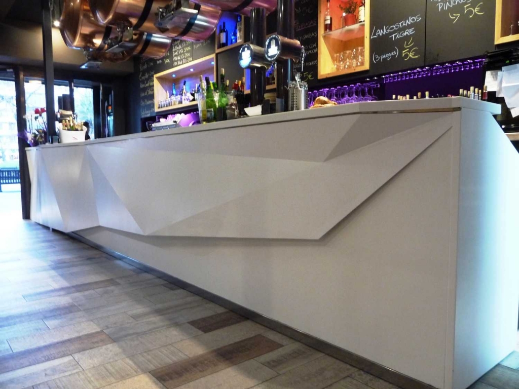 Barra y mostrador en acero y LED en el Bar Lobo de Benta Berri